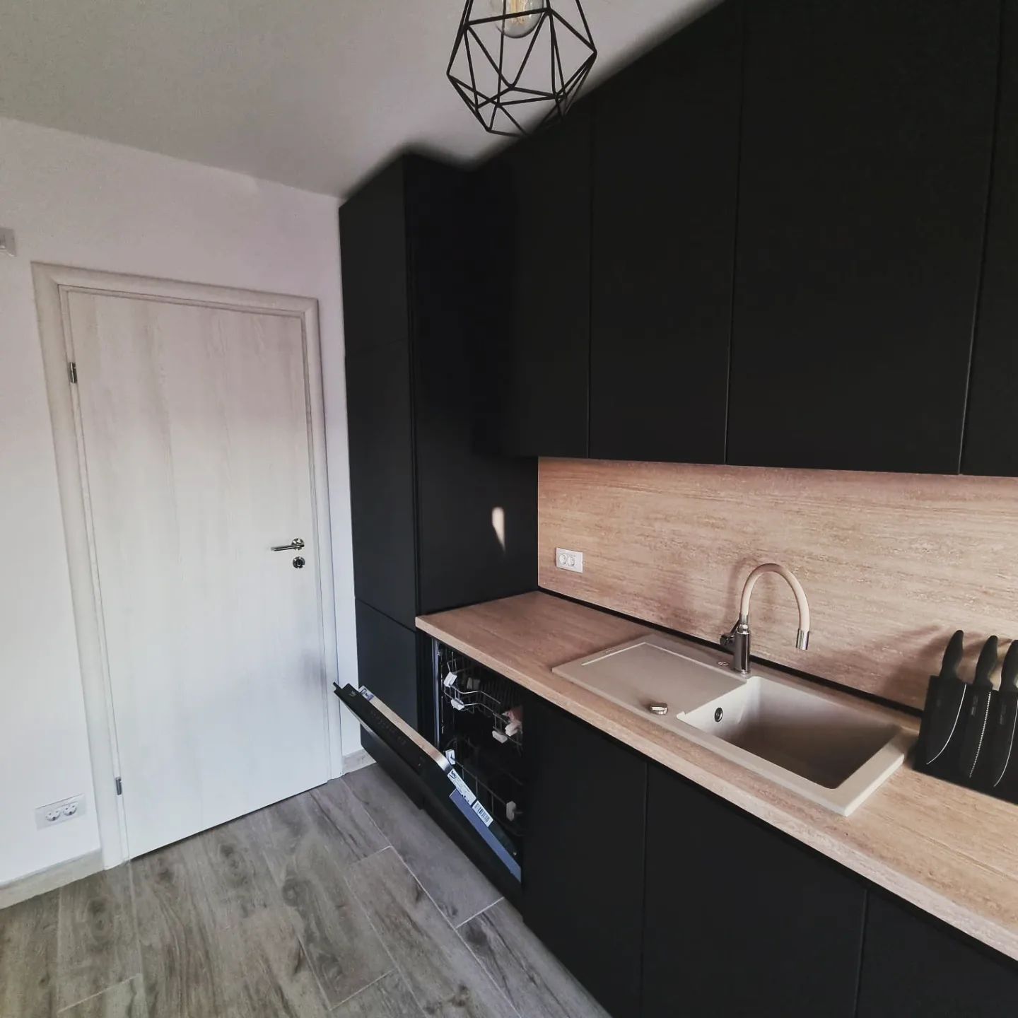 Bucatarie Exigent Plaza - MDF Negru Matt - Disho Creative Store